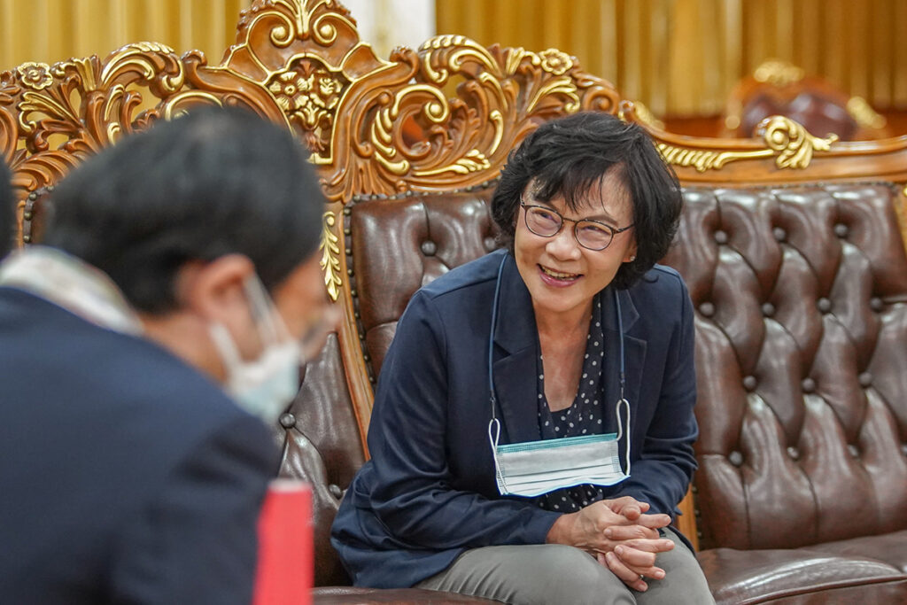 Asst. Prof. Dr. Isabella NG เข้าพบอธิการบดี - คณะสังคมศาสตร์ ...